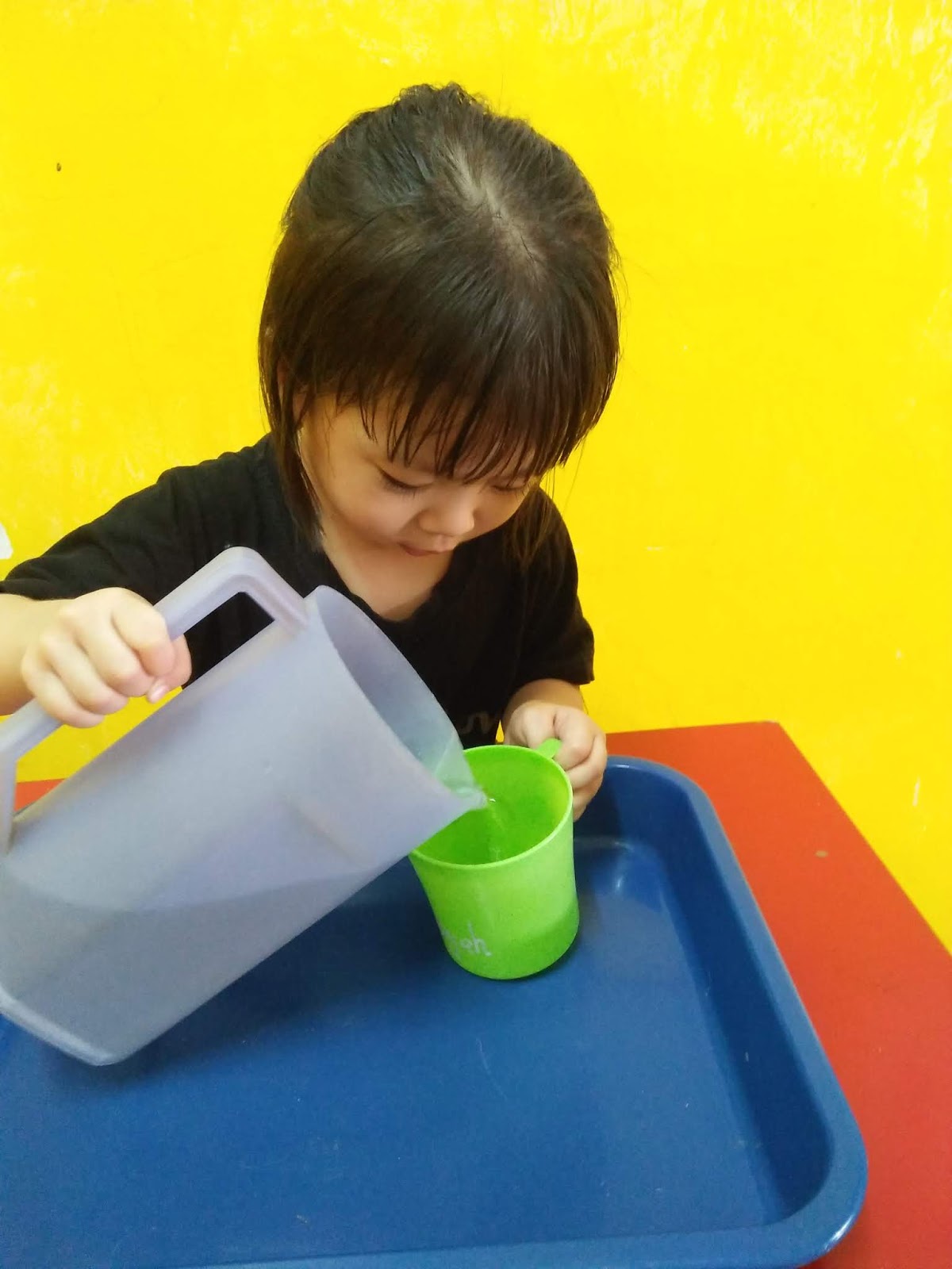 Taska Ummi Ida: Aktiviti 3 Tahun : Aktiviti Menuang Air Ke Dalam Cawan