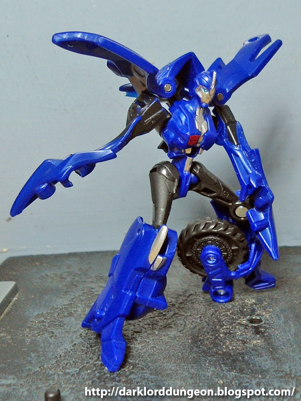 GeekMatic!: Transformers Cyberverse Arcee (Legion Class)