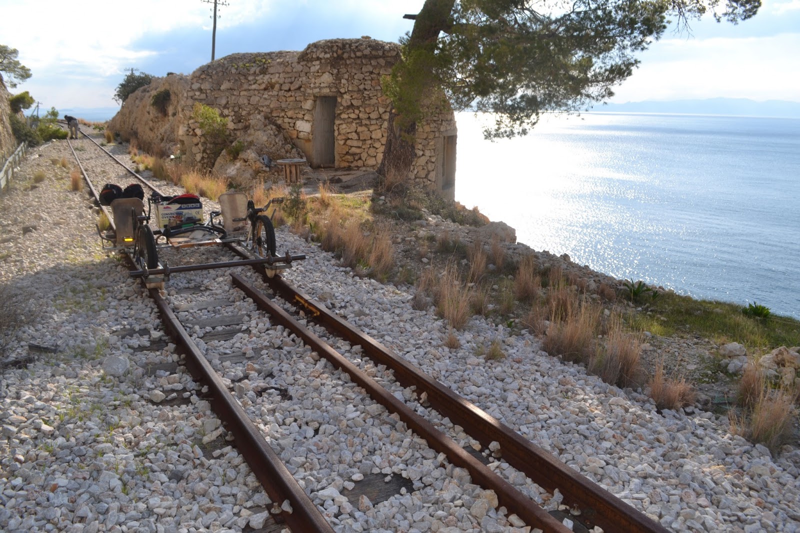 MixanikosOse: Railbiking: ποδηλασία πάνω στις ράγες του τρένου στα πιο ...