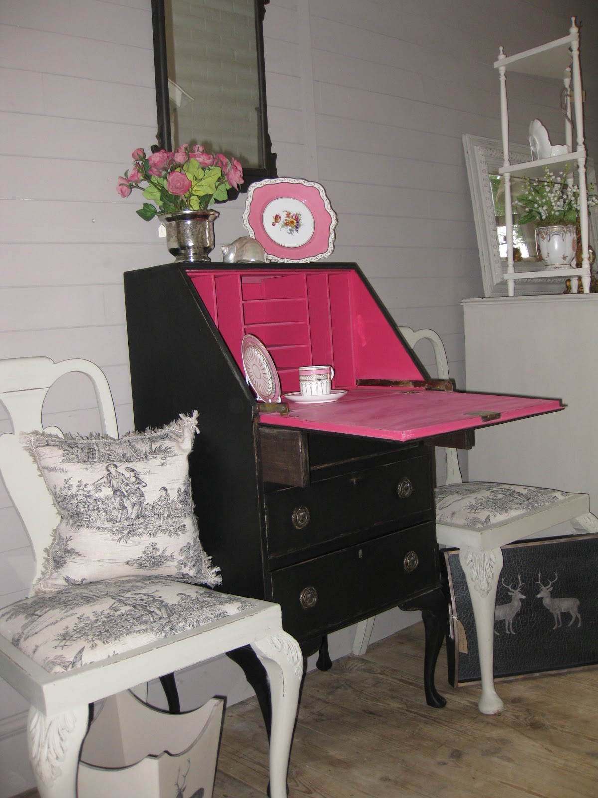 Hester Cresswell: Pretty ladies writing desk