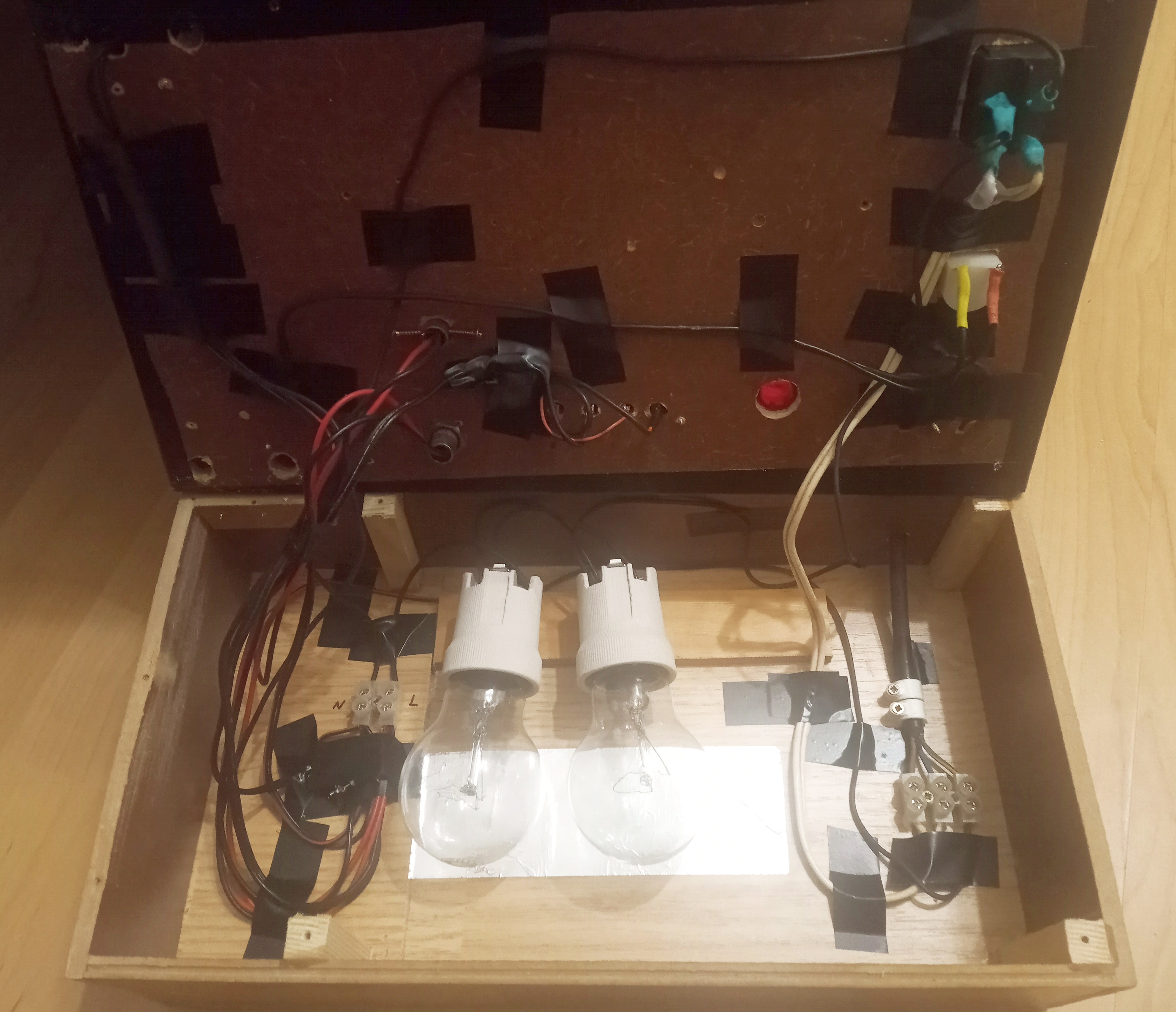 Mains short circuit protection, current limiter using incandescent ...