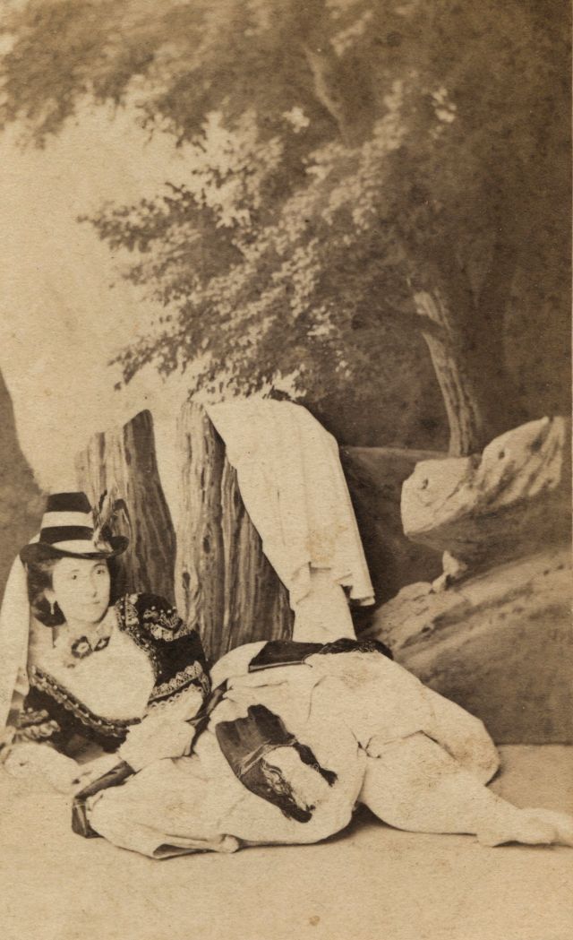 45 Amazing Photos Capture Victorian People Posing With Painted ...