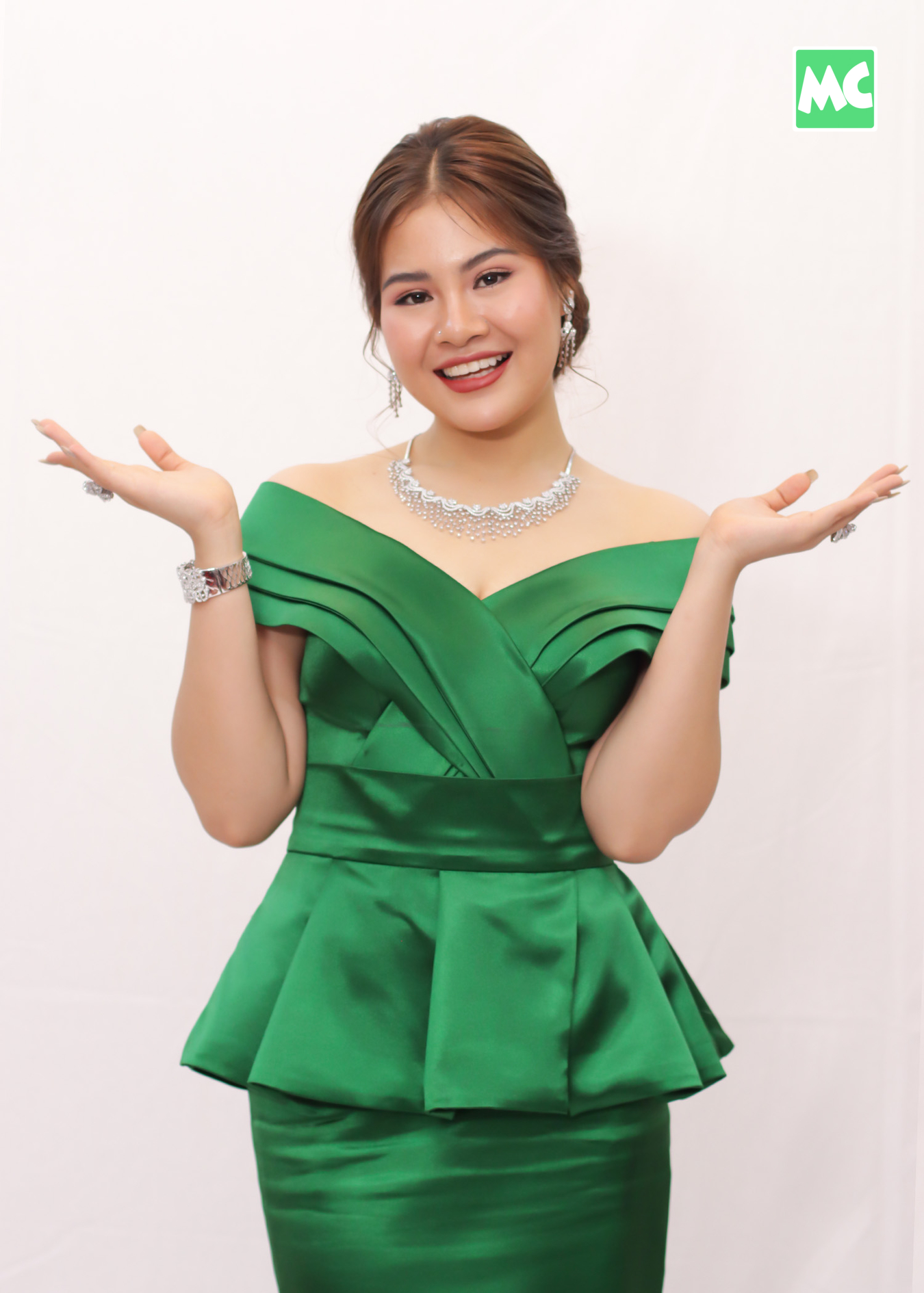 ကျောက်မျက်ရတနာ ဆိုင် အတွက် ကြော်ငြာ ရိုက်ကူးပေးခဲ့တဲ့ ထက်အဉ္ဇလီ