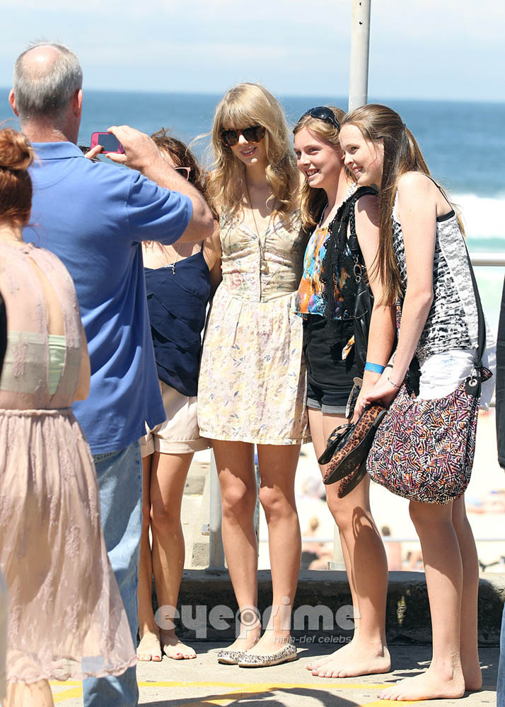 Taylor Swift walking on Bondi Beach in Sydney ~ Just Loving Them