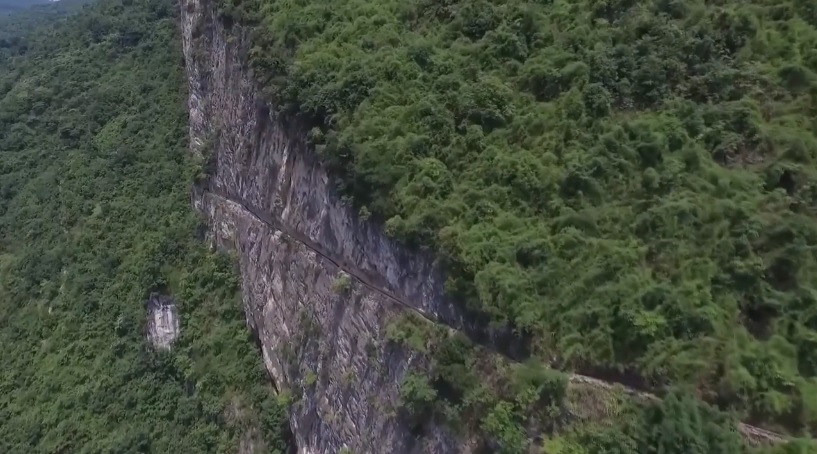 Lelaki ini gali parit selama 36 tahun untuk dapatkan air