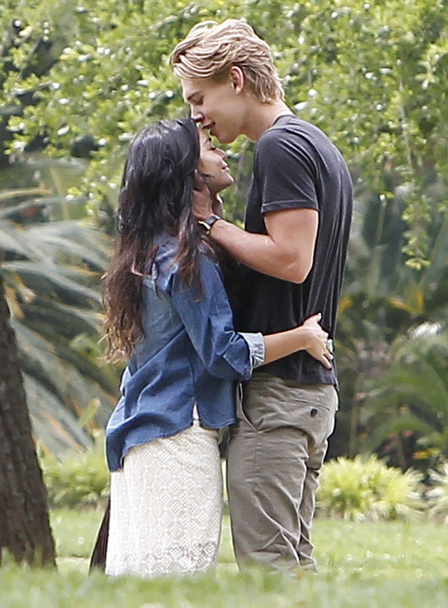 (= PaRa ToDoS =): Vanessa Hudgens y Austin Butler: Besos y poses para ...