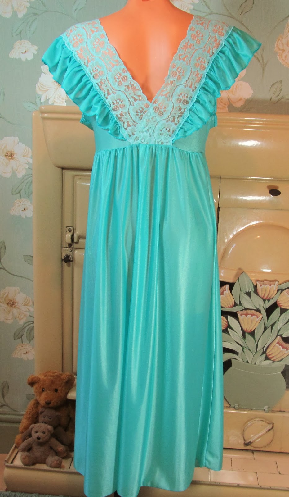 VINTAGE TURQUOISE GLOSSY SOFT NYLON FRILLY LACE MAXI NIGHTIE GOWN L/XL ...