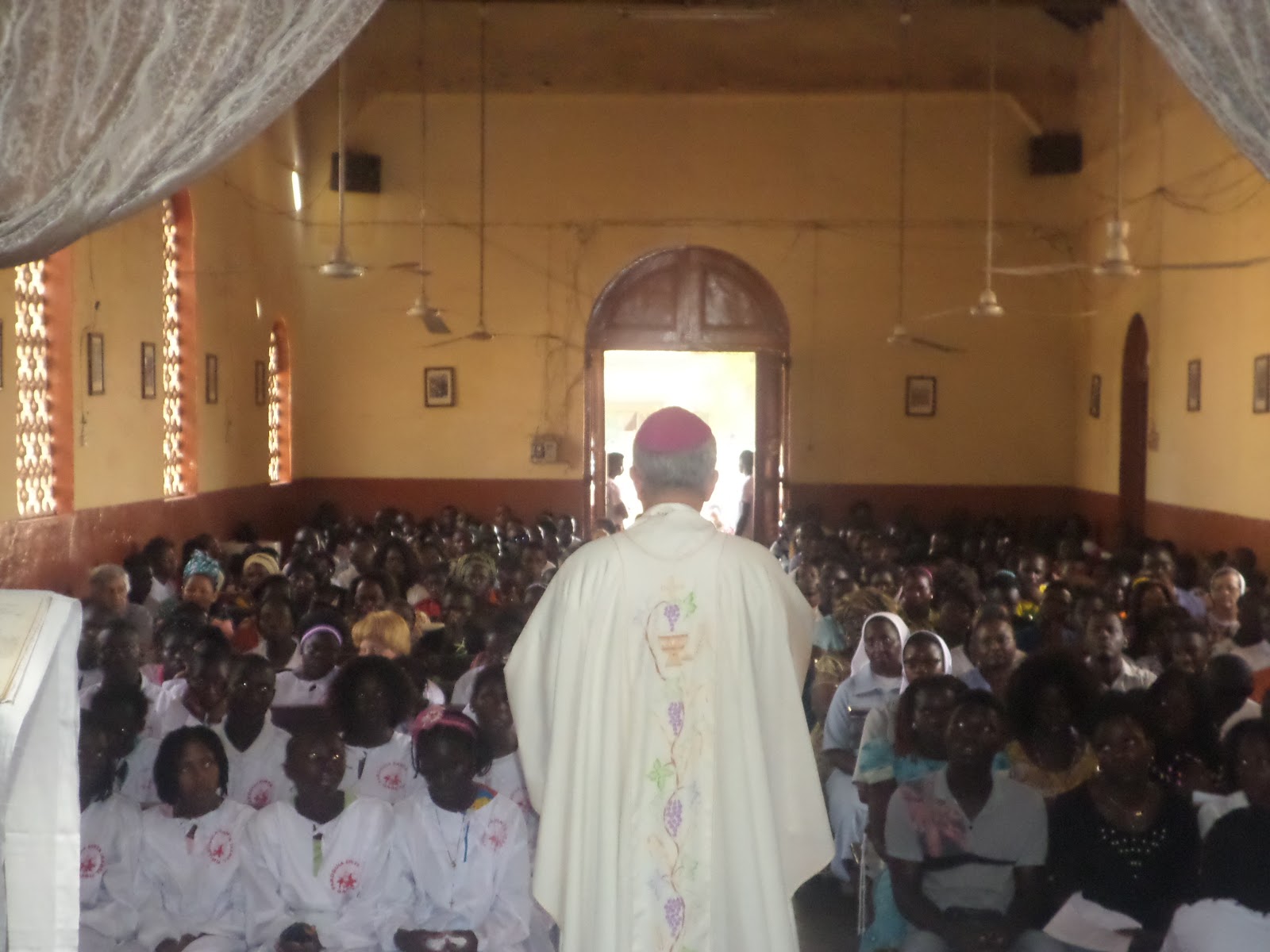 DIOCESE DE BAFATÁ: DOM PEDRO CELEBRA EM GABÚ E ENCONTRA NEÓFITOS