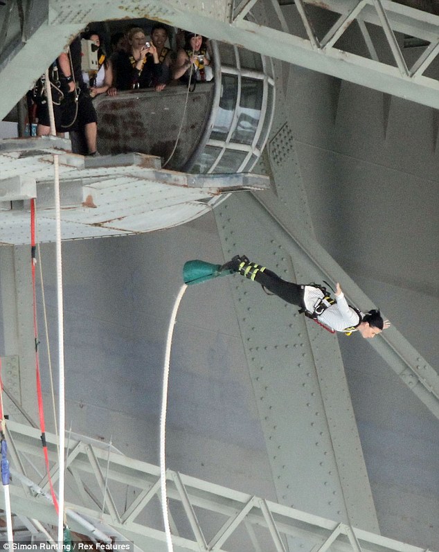 Katy Perry: KATY PERRY HACIENDO BUNGEE JUMPING