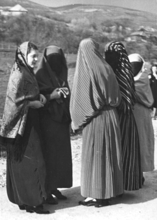 25 Eerie Vintage Photographs Capture Muslim Women Wearing Dark Face ...