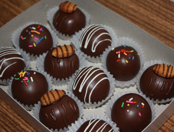 Little Sweets by Three D's: Chocolate Cake Balls with Almond Nuts