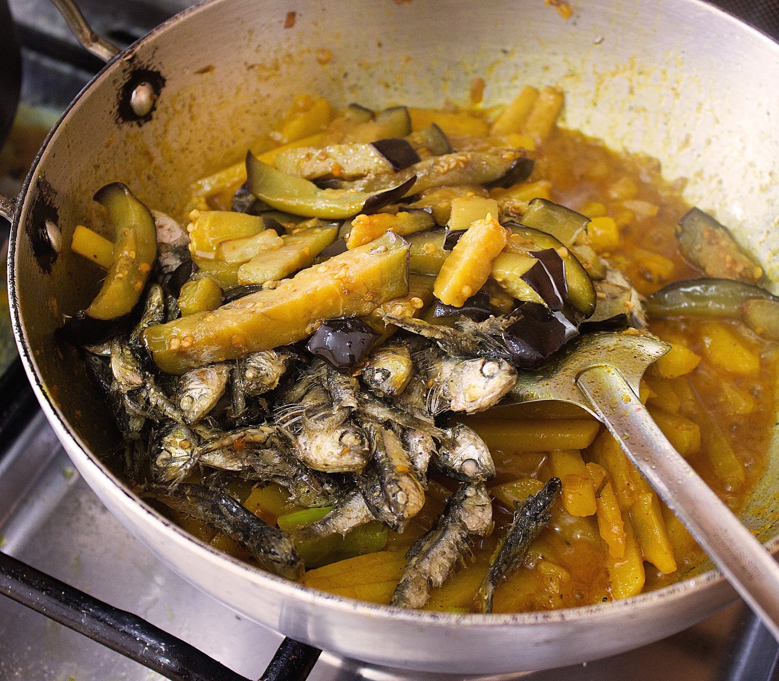 Chuno Macher Chorchori / Bengali Dry Vegetable Curry with Small Fishes