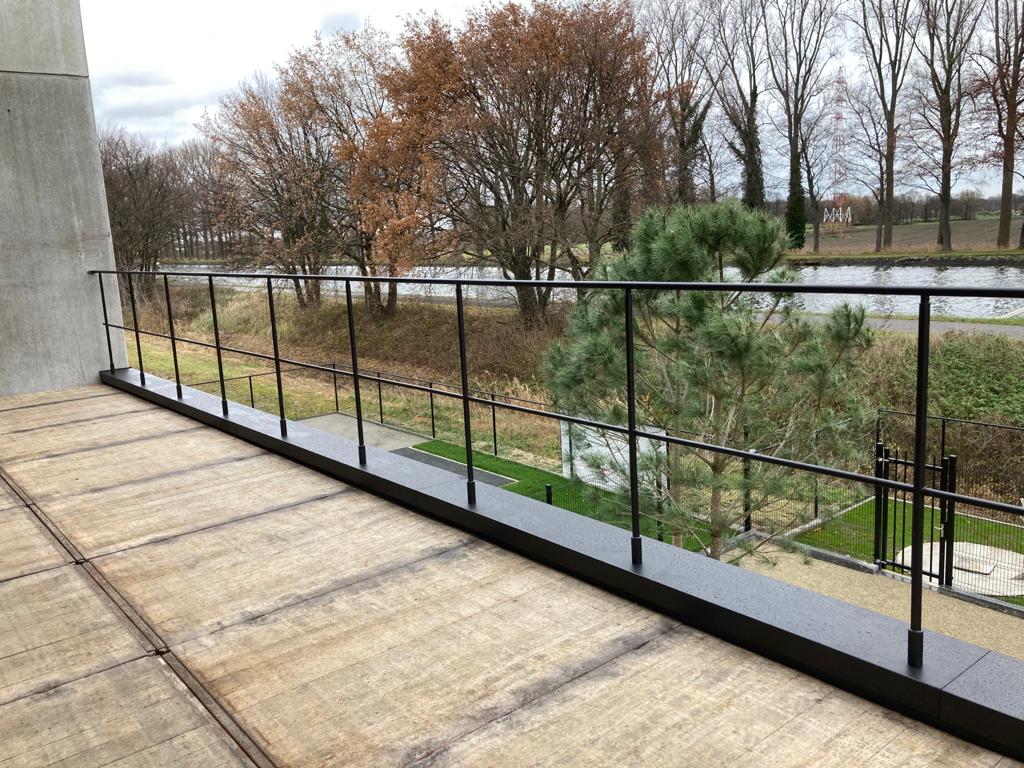 Balustrade aan terras in zwart gepoederlakt staal | Van Dinter ...