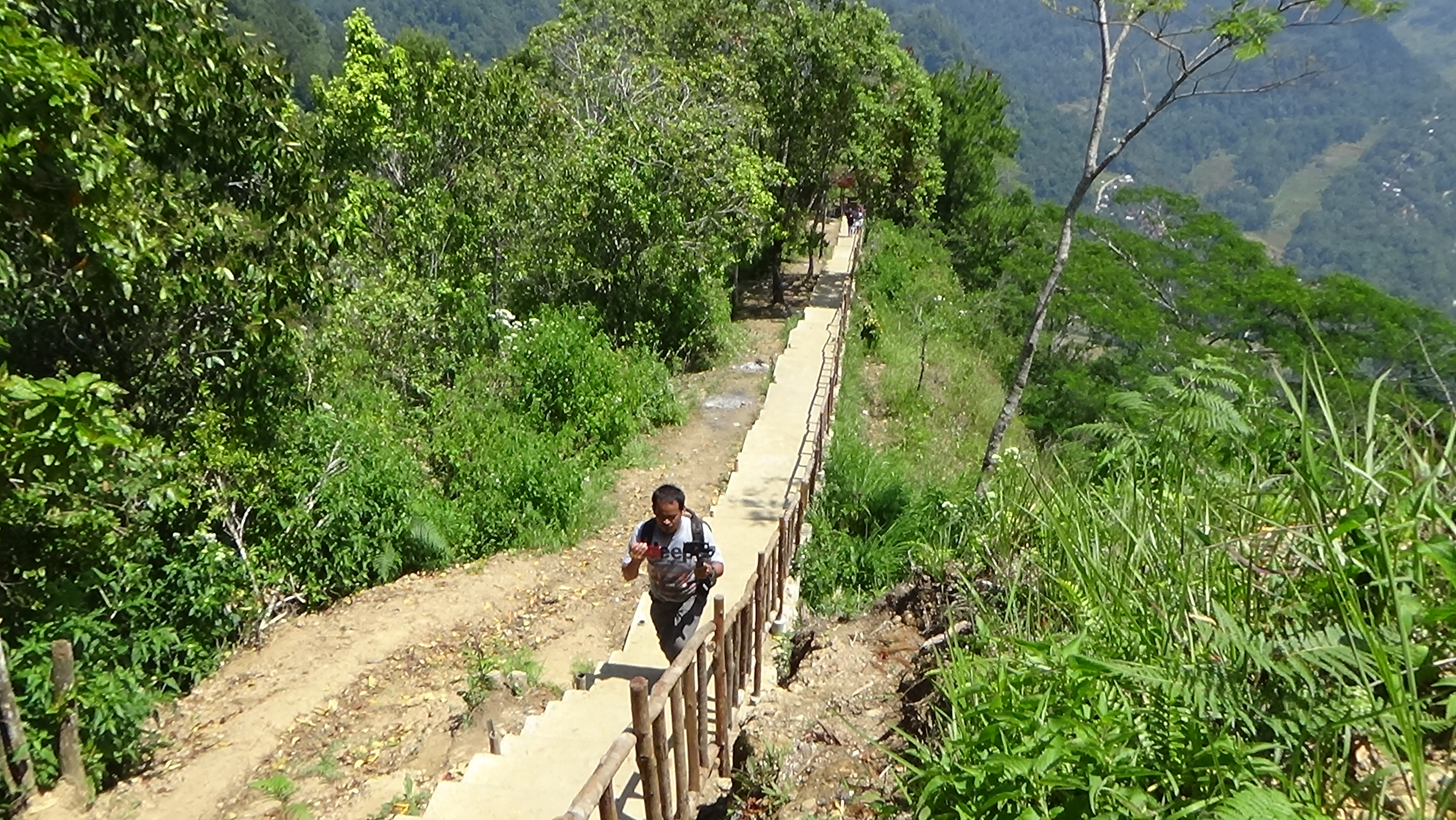 WISATA PUNCAK GUNUNG BUNTU SOPAI TORAJA UTARA, RUTE, TIKET DAN KEUNIKAANNYA
