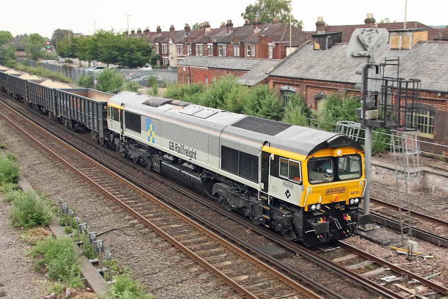 47s and other Classic Power at Southampton: 66793 works the Mountfield ...
