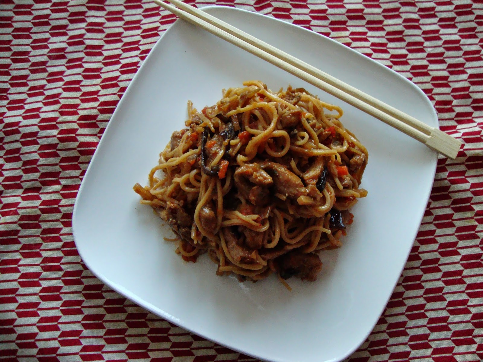 ce mai gatesc fetele: TAITEI CHOW MEIN CU PUI