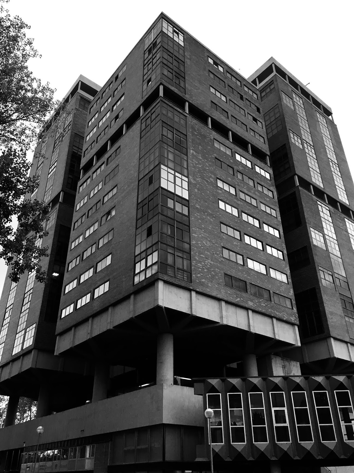 El Puente Lejano: La foto del viernes - Pamplona - Edificio Singular