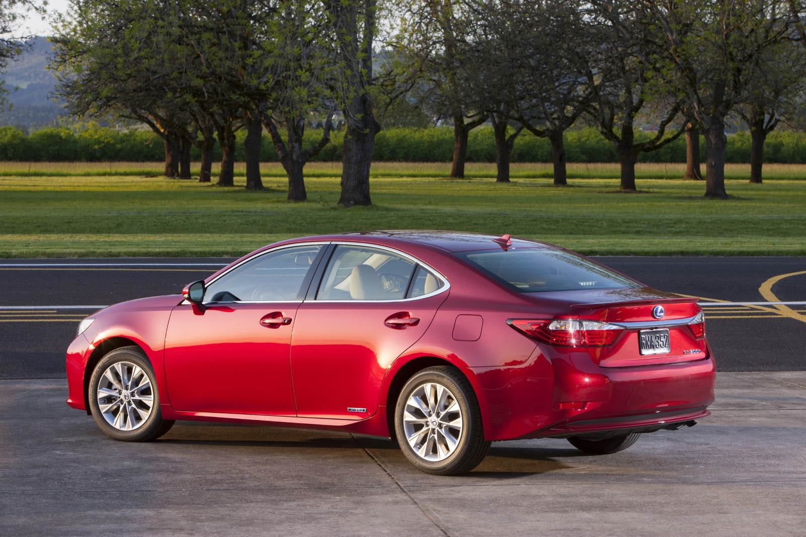 New Car Review: 2013 Lexus ES 300h Hybrid