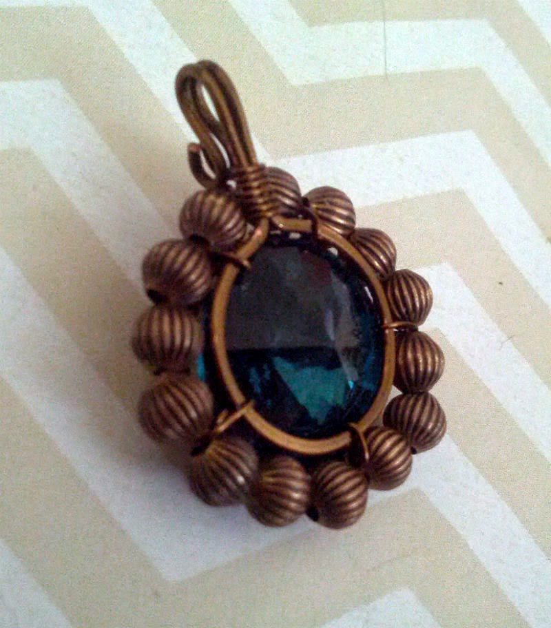 Malfait Luciu: Free Tutorial - Beaded Wire Rivoli Bezel