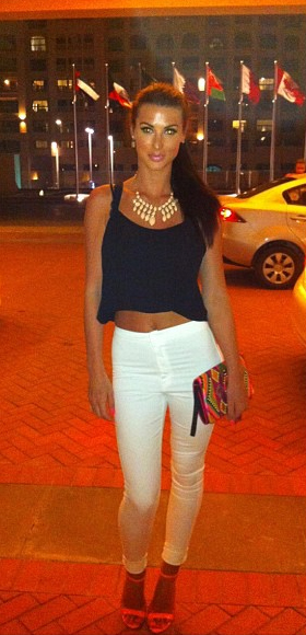 Alice Goodwin CON ROPA! - Minimalist Zero