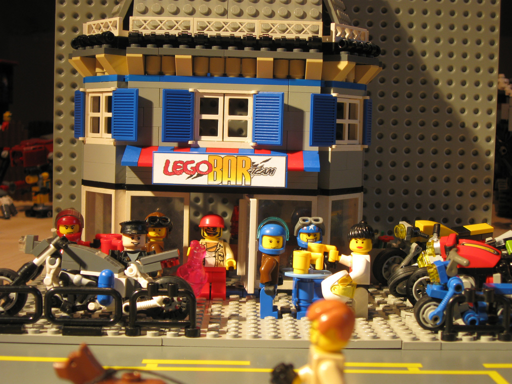 Racing Cafè: Lego Bar Team