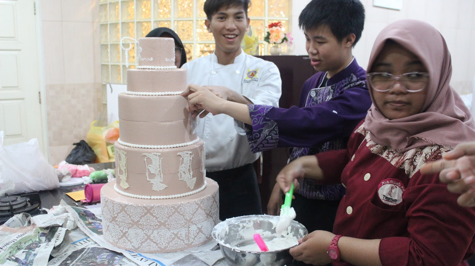 Upside Down Hanging Wayang Wedding Cake, Karya Unik Mahasiswa Akpar ...