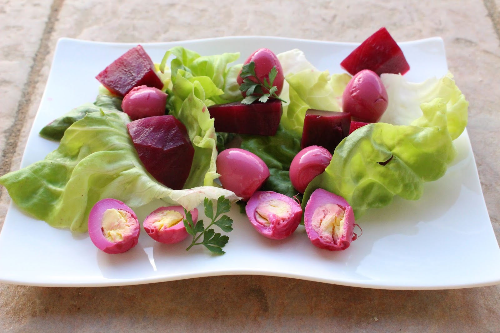 Délices d'une novice: Oeufs de caille violets au jus de betterave