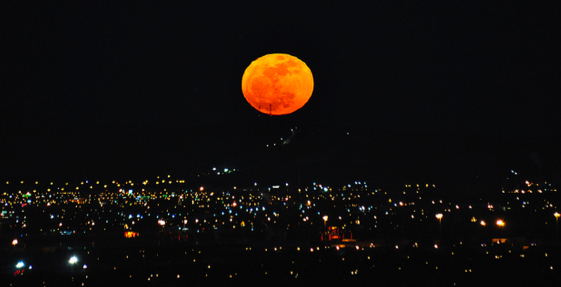 PictoVista: Beautiful Supermoon Photos In 50 Different Places Around ...