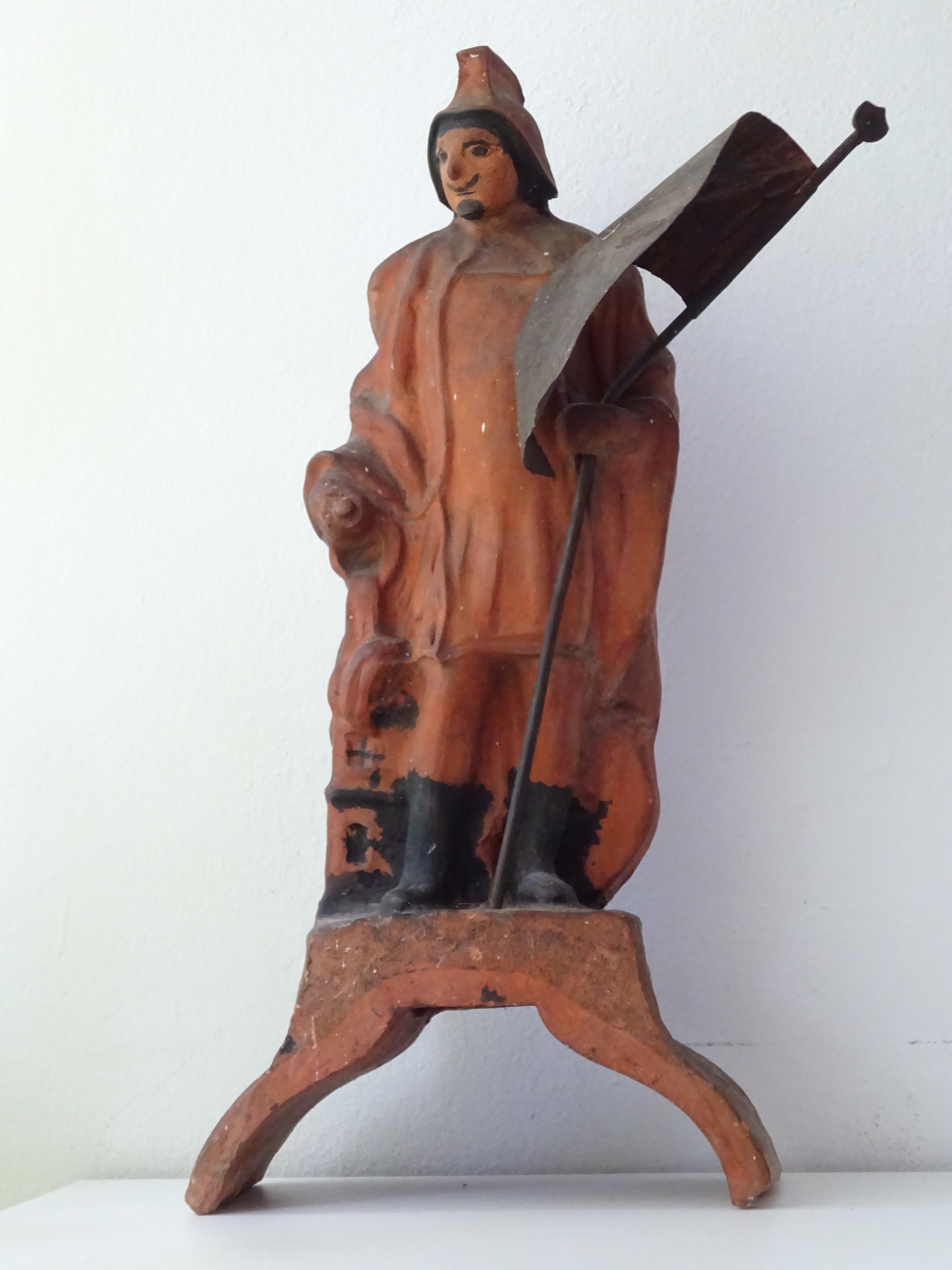 Sveti Florijan: Sv. Florijan kao glineni ukras na sljemenu krova kuće