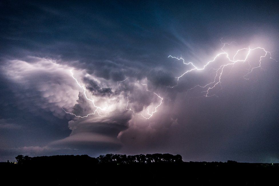 Noche de aire, relámpagos y lluvia agradecida ~ La Ventana Digital Del ...