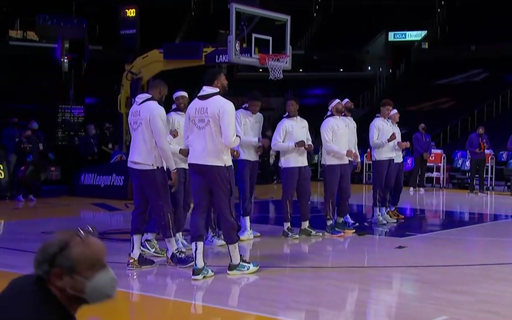 Lakers celebrate ring ceremony on NBA opening night against the Clippers