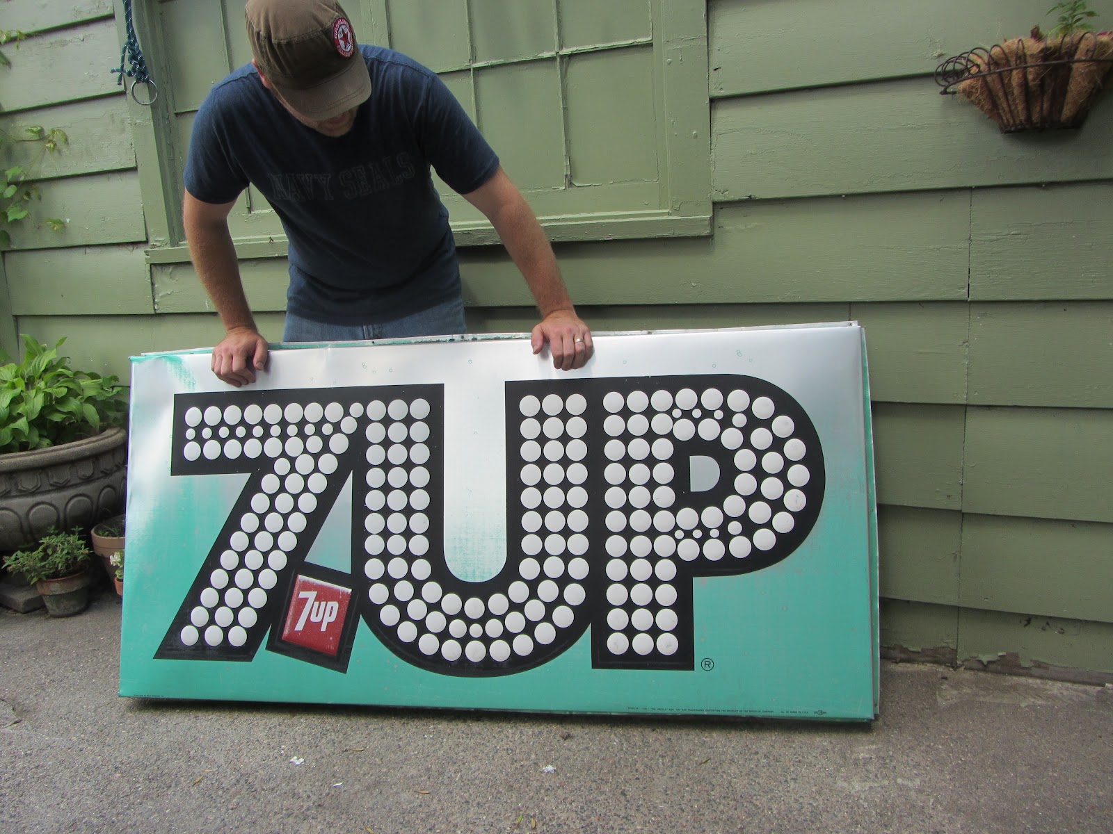 Retro Salvage Garage: Funky 7up sign from the 70s.