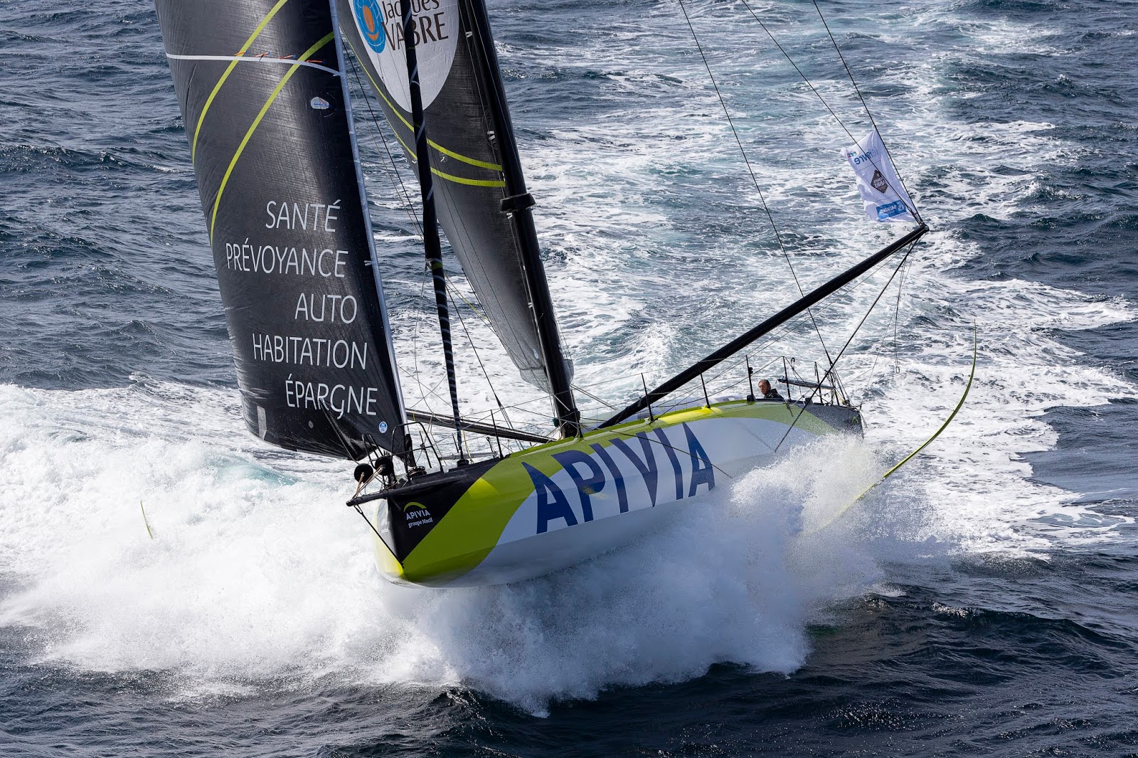 Video n°1 : Mise à l'eau de l'IMOCA Apivia de Charlie Dalin | ScanVoile