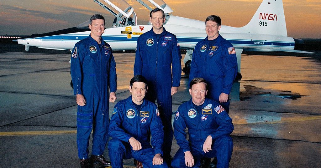 Book Junkie: Discovery (STS-41) launched 1990