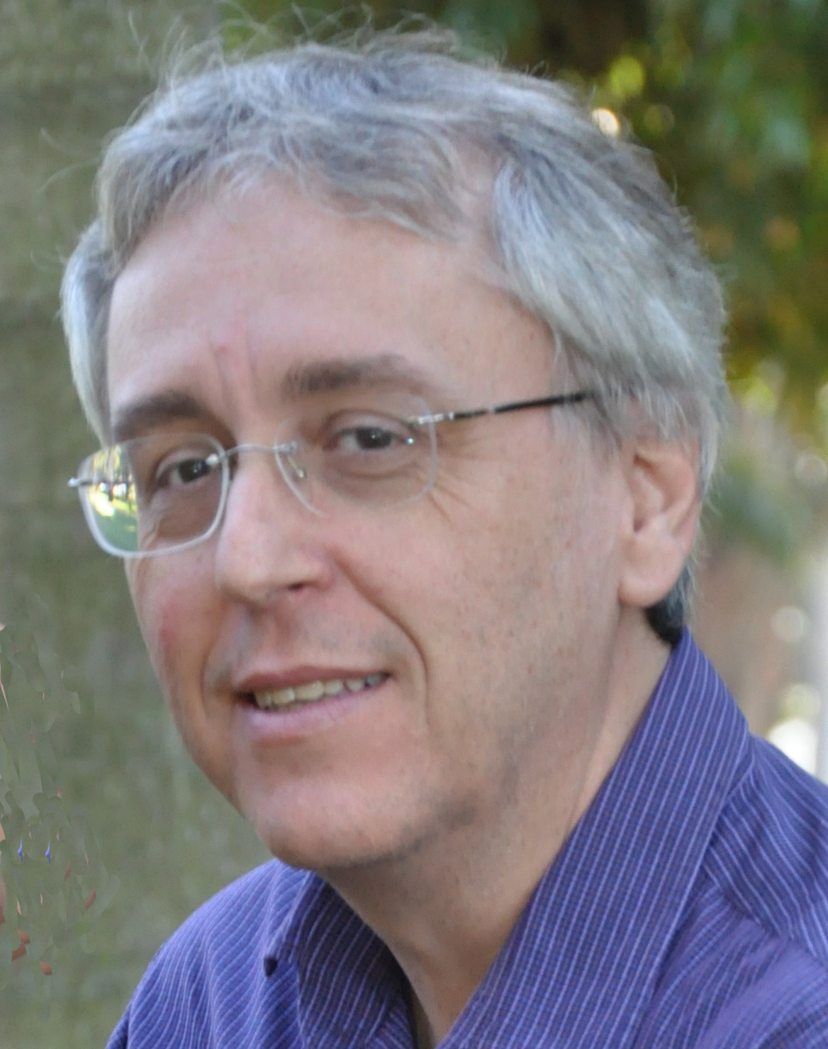 O autor Angelo Júnior comenta sobre o seu livro Esse mundo é uma ...