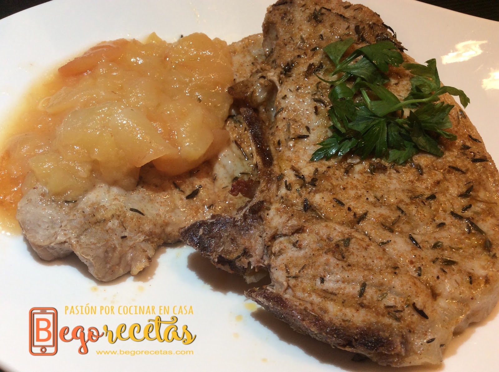 Chuleta de cerdo marinada con salsa de manzana y limón | BEGORECETAS