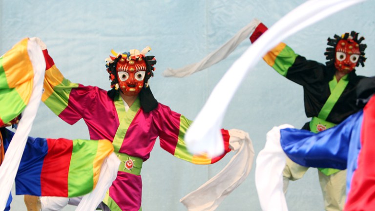 TALCHUM ( 탈춤 ) A DANÇA TRADICIONAL COREANA DAS MÁSCARAS - Koreia IN