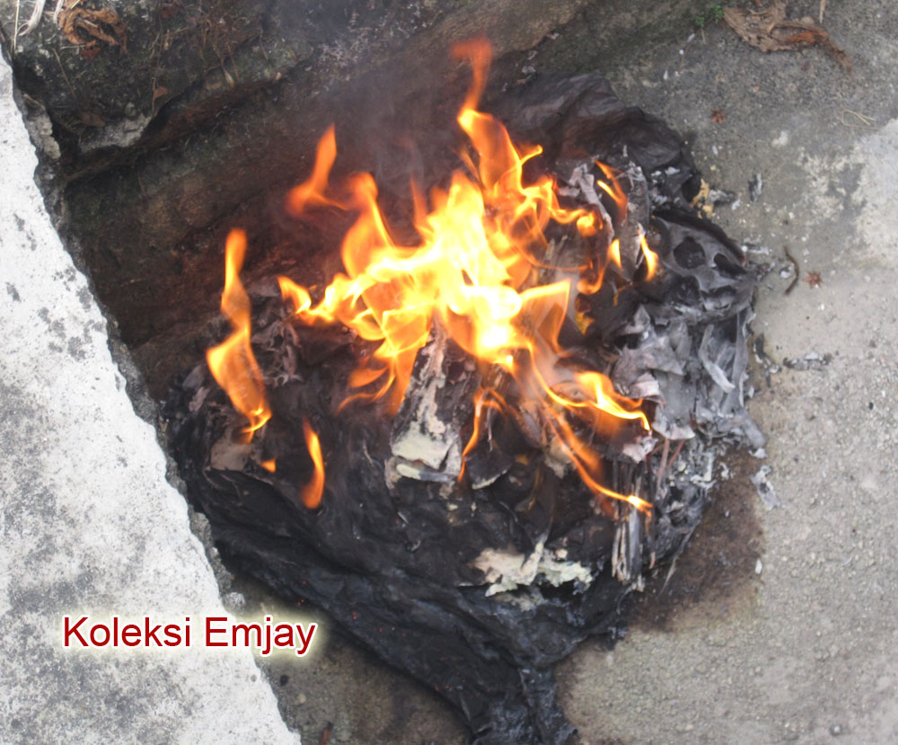 Laman Emjay: Pelupusan tangkal azimat dan senjata puaka terkini.