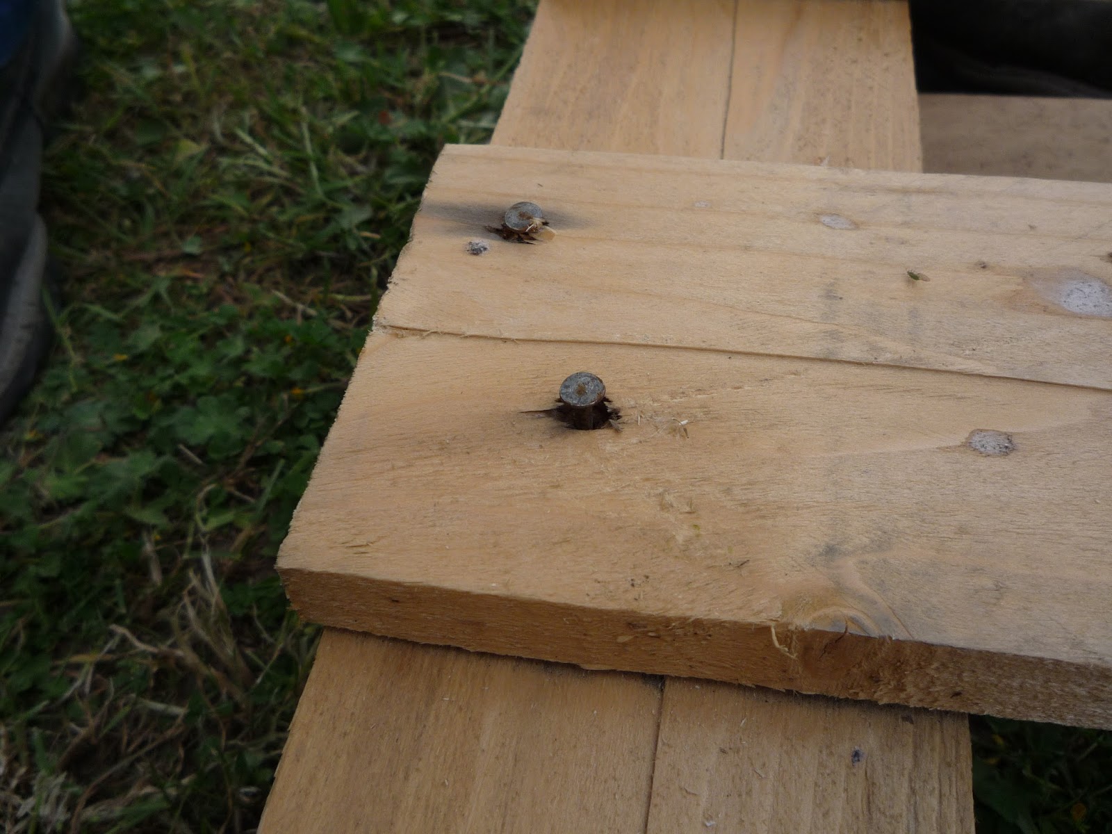 How to dismantle pallets to obtain free carpentry wood.