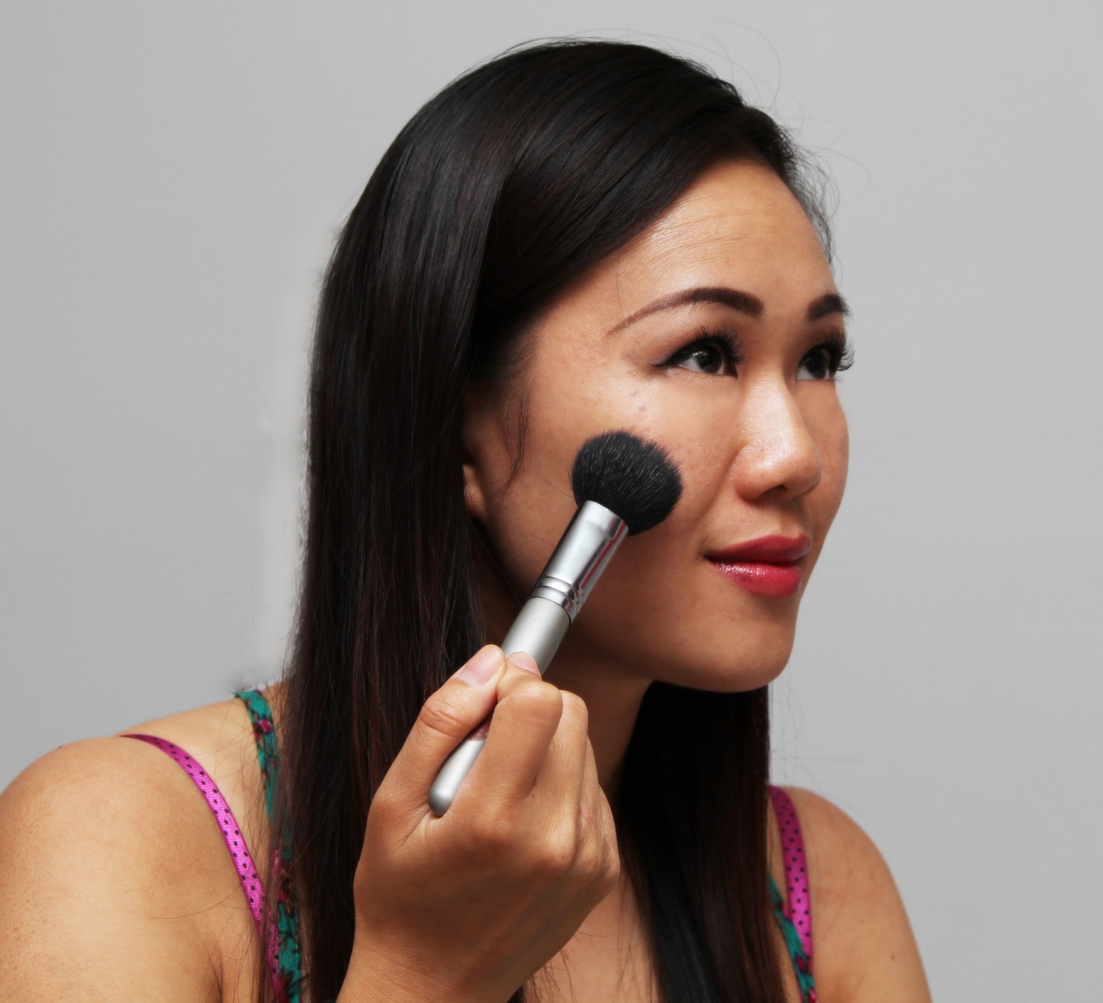 Visage du Jour: How to contour with blush.How to contour with a blush.