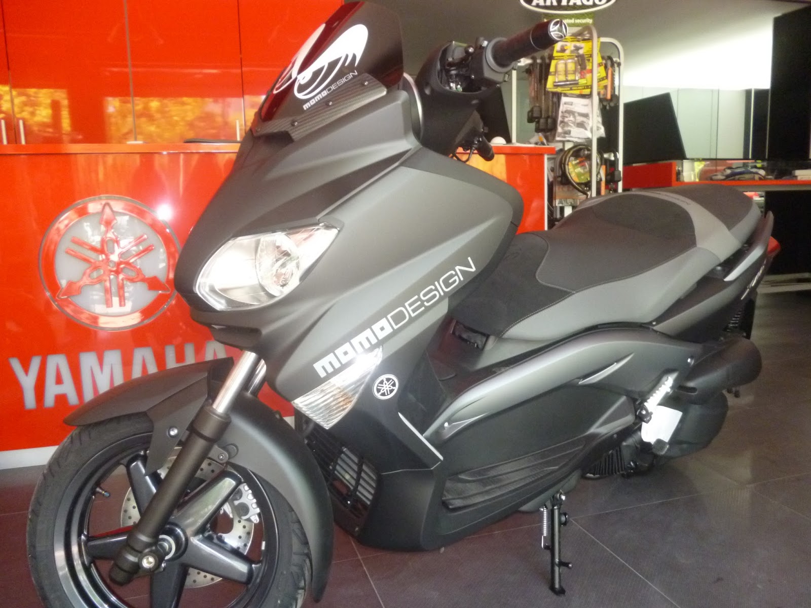 MOTO BOOM: Tu Yamaha X MAX MOMO Desing en Alicante