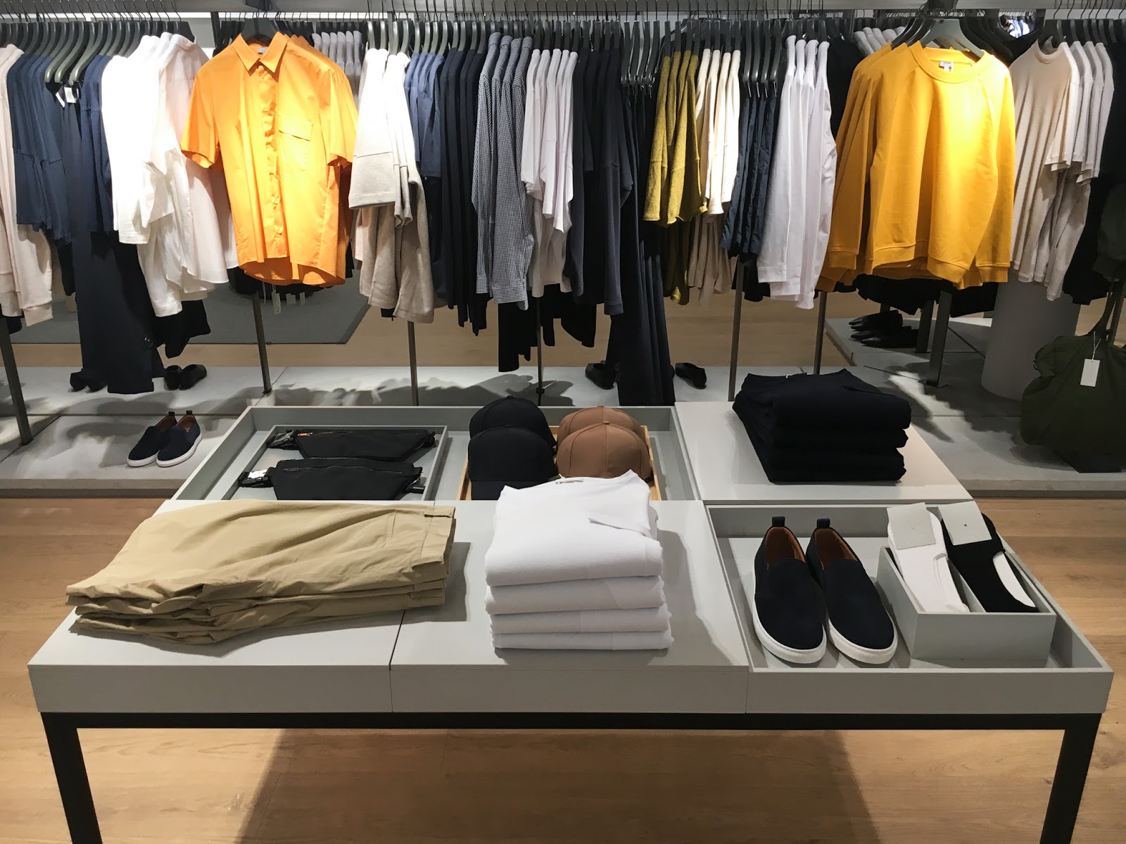 Mira Ahola VM: Esillepanot myymälätilassa