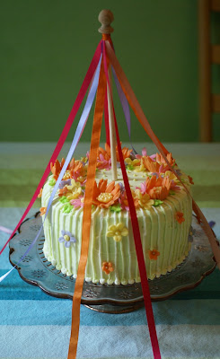 Two Boys and a Beagle: May Pole Cake
