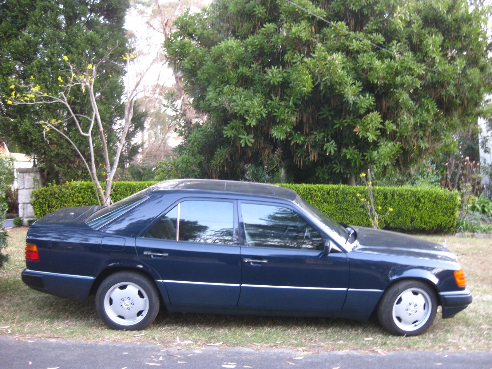 Aussie Old Parked Cars: 1990 Mercedes-Benz W124 300 E - 24