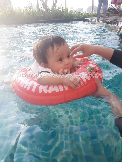 Seff's First Swimming Experience - PINKYLEONA