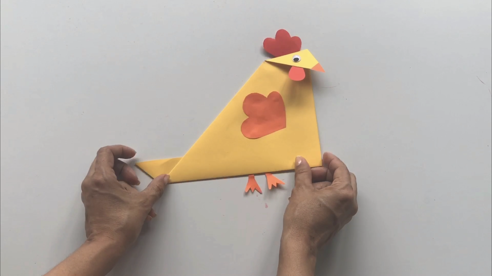 ARTE MANUAIS - DOBRADURA DE PAPEL (GALINHA) - A Arte de Ensinar e Aprender