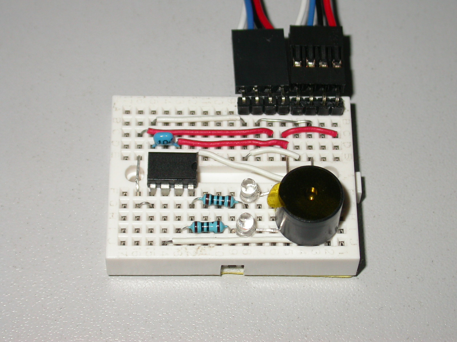 Radio enthusiasts: Simple LED and buzzer control circuit