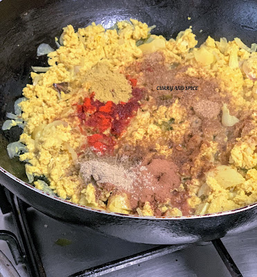 CURRY AND SPICE: KATA O GURO MOSHOLAI KUCHO MURGI