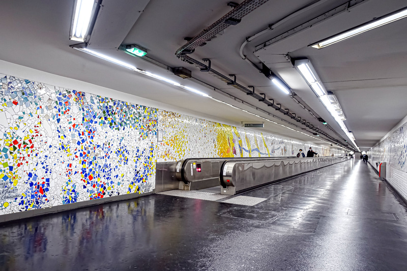 Paris : Mosaïques de Claude Maréchal, deux décors colorés sur les murs ...