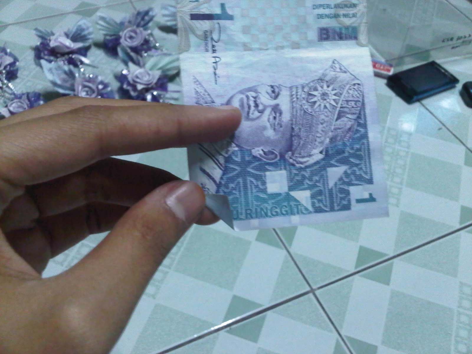 ~FeSeBooK, Mia DaN ChinTa KiTa ~: DIY : Bunga Duit Paling MuDah ...